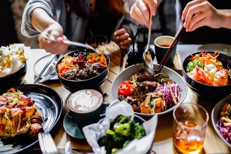 Best Way To Eat Food Sitting In This Position While Eating Helps In ...