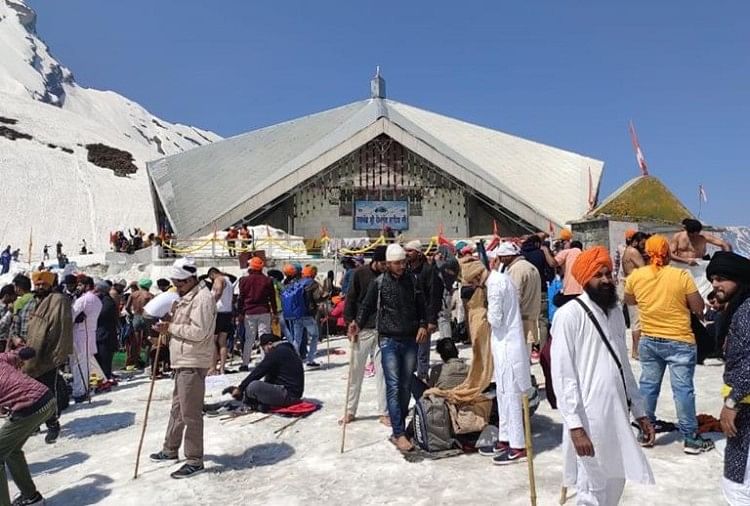 आम दर्शनों के लिए खुले हेमकुंड साहिब के कपाट, तस्वीरों में देखें बर्फ ... आम दर्शनों के लिए खुले हेमकुंड साहिब के कपाट, तस्वीरों में देखें बर्फ ...