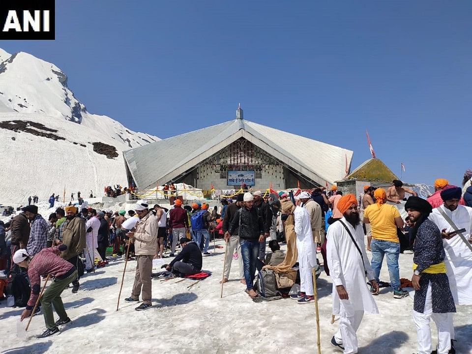 Hemkund Sahib Portals Open For Devotees Awesome Photos Of Snow Covered ... Hemkund Sahib Portals Open For Devotees Awesome Photos Of Snow Covered ...
