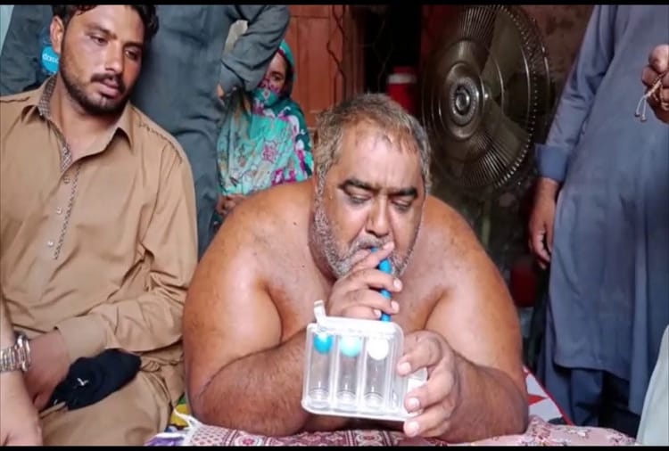 Pakistan Fat Man Took Out From The House To Admit In Hospital - Amar ...
