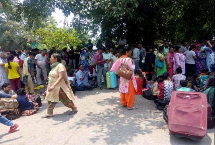 वीकेंड पर मसूरी जाने के लिए उमड़ी पर्यटकों की भीड़, टिकट के लिए मच रही ...