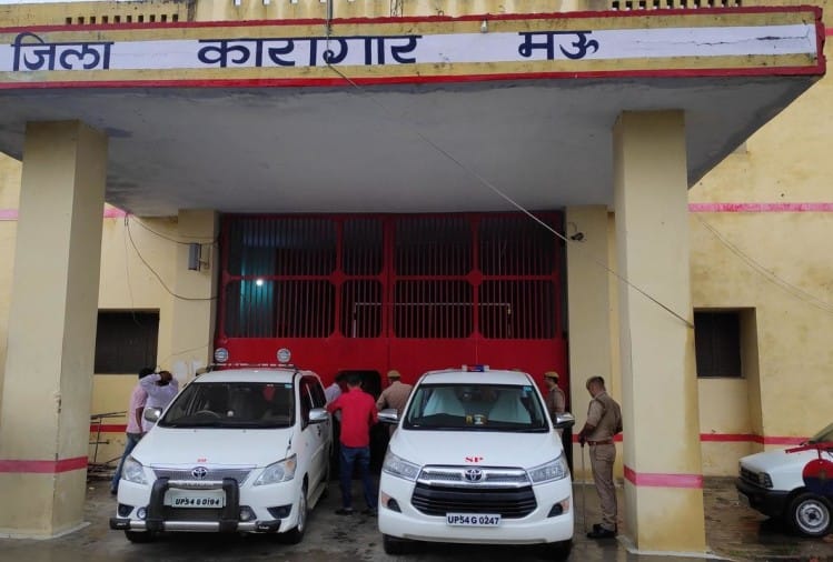 डीएम-एसपी ने मऊ जेल में मारा छापा, बरामद हुई ऐसी चीजें कि उड़ गए होश ...