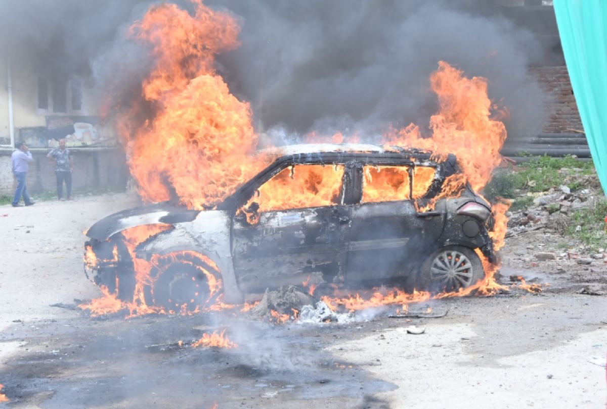 Car Caught Fire Due To Balloon Burst, Know All About - Amar Ujala Hindi ...