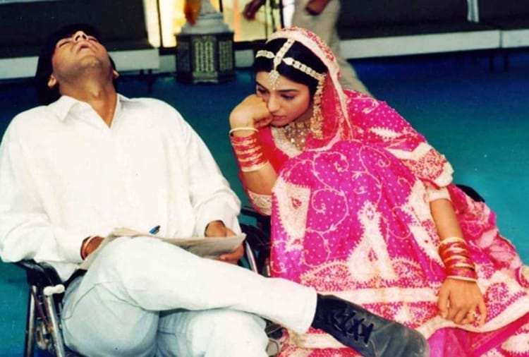 शूटिंग सेट पर सोते अजय देवगन और नजरें झुकाकर बैठीं तब्बू, देखें 5 ...