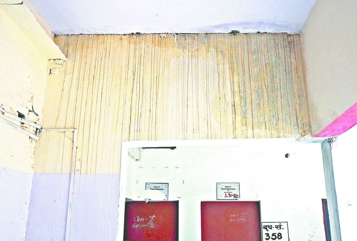 आगरा:61 लाख में 'स्मार्ट' बना स्कूल, एक साल में टपकने लगी छत, प्लास्टर ...