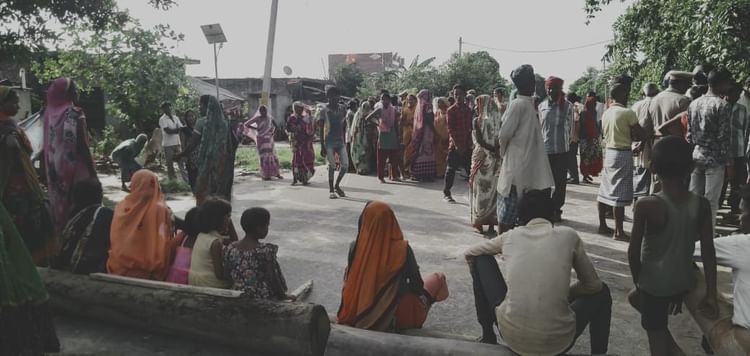 People Bolck Road, Police Release Aasu Gas Gole - Sant Kabir Nagar News ...