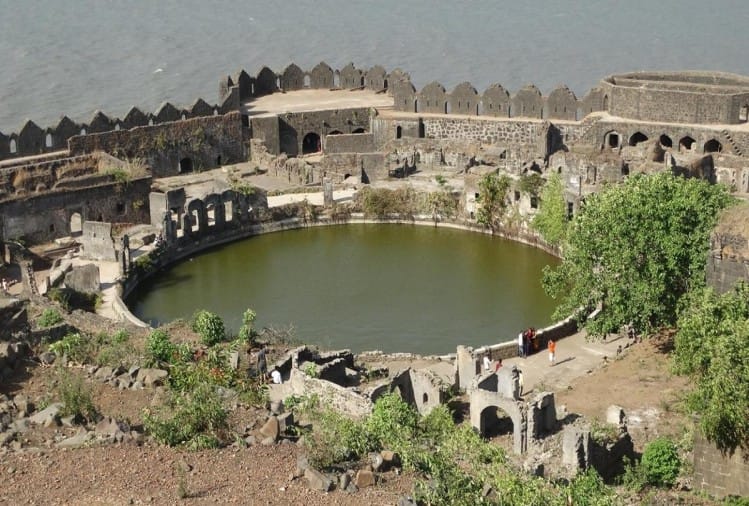 भारत के इस किले में 350 साल से रहस्य बना हुआ है झील का पानी ...