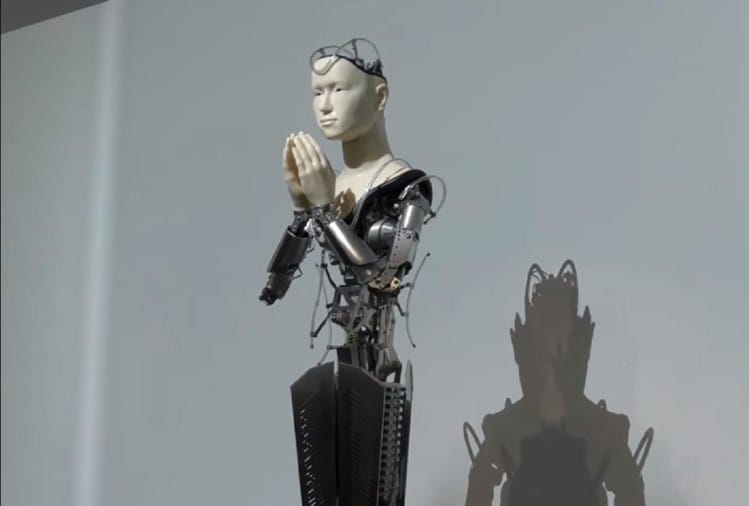 400 साल पुराने इस मंदिर में रोबोट बना पुजारी, लोगों को दे रहा है ऐसी ...