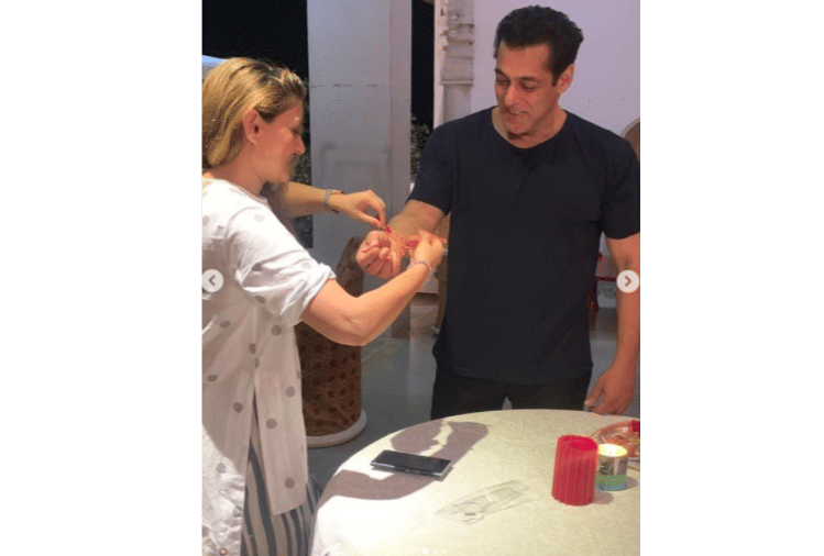 ऑनस्क्रीन मां से सलमान खान ने बंधवाई राखी, सोशल मीडिया पर वायरल हुईं ...