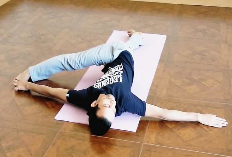 पीठ का दर्द और पेट की चर्बी करनी है कम तो आज से शुरू करें 'मर्कट आसन ...