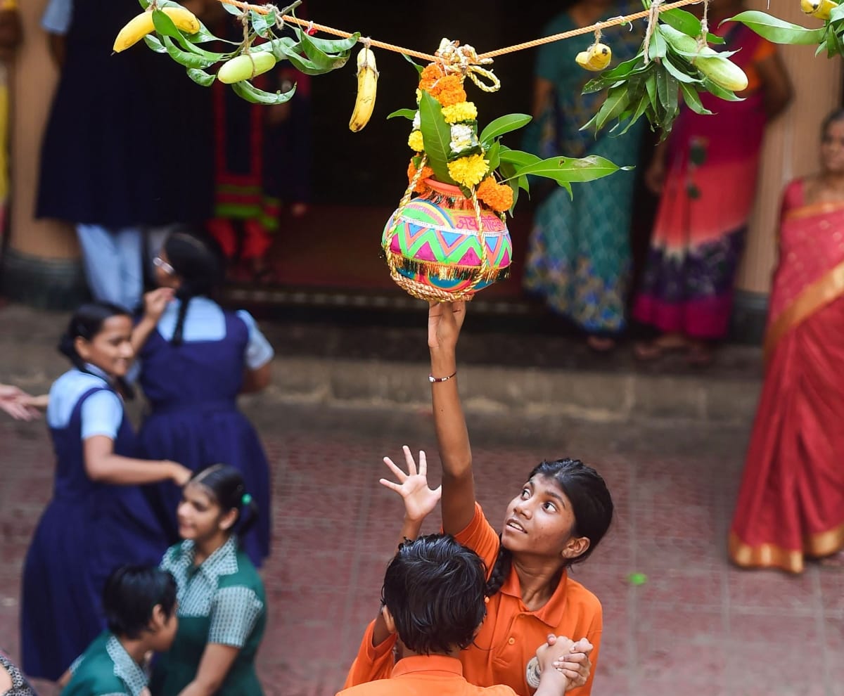 देशभर में दही-हांडी की धूम, जानिए कैसे शुरू हुई थी ये खास परंपरा ...