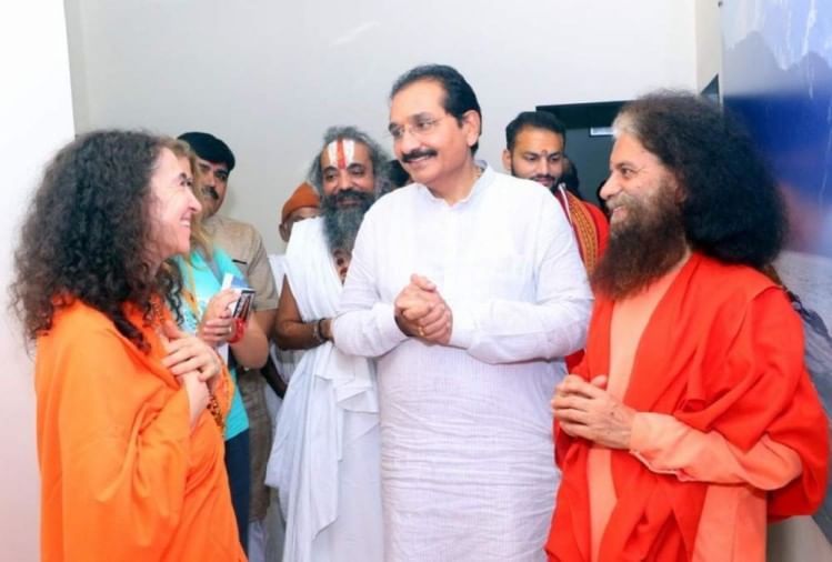 ऋषिकेश पहुंचे पीएम के भाई पंकज मोदी, स्वामी चिदानंद संग परमार्थ निकेतन में की गंगा आरती - Pm ...