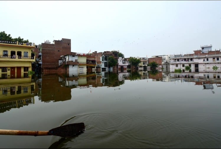 Prayagraj: Flood Water Enters 30 Thousand Houses Of 18 Mohallas - Amar ...
