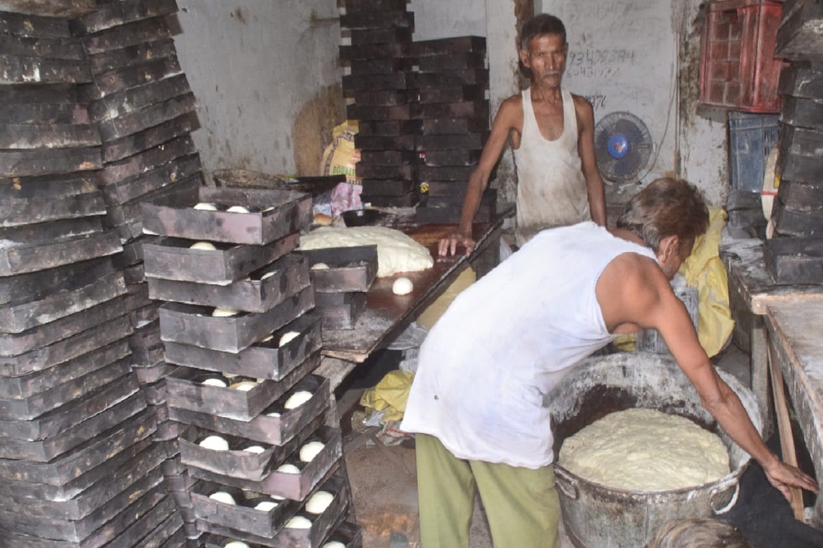 Meerut News: Pav Bhaji Cake And Bisket Are Made In Filth, Do You Know ...