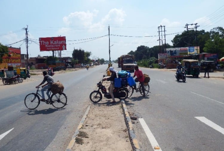 एनएच-58 :सर्विस रोड बनाई न फुट ओवर ब्रिज, जान जोखिम में डाल सड़क पार कर ...