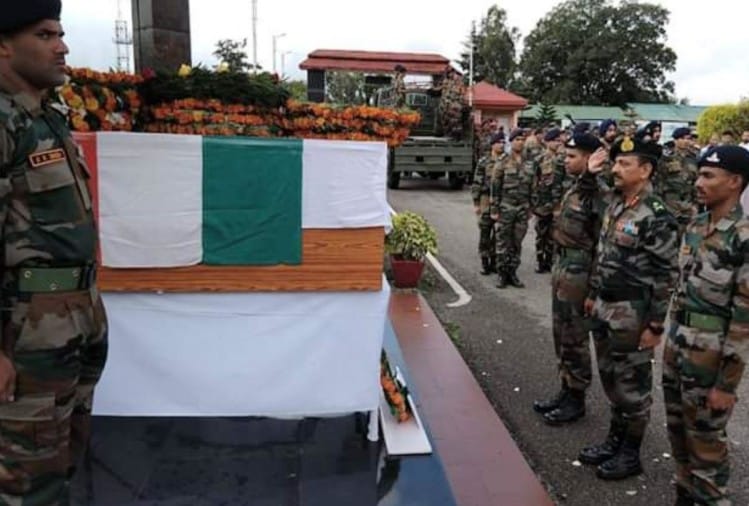 शहीद रजनीश का सैन्य सम्मान से दाह संस्कार, बड़े बेटे ने दी मुखाग्नि ...