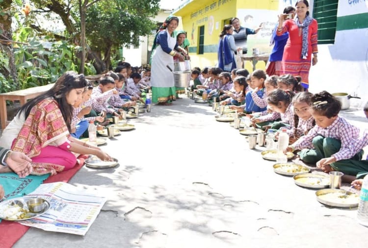 अचानक आंगनबाड़ी केंद्र पहुंचीं डीएम, जमीन पर बैठकर बच्चों संग खाया मिड ...