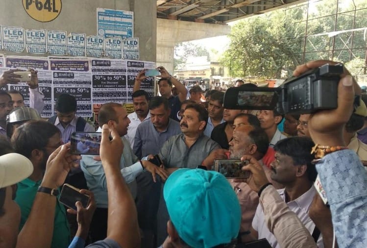 वाराणसी फ्लाईओवर हादसा:मुआयना करने पहुंचे मंत्री रवींद्र जायसवाल, हादसे ...