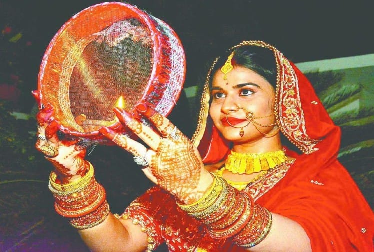 करवा चौथ:चलनी से चांद को देख किया पिया का दीदार, सुहागिनों ने मांगा अमर ...