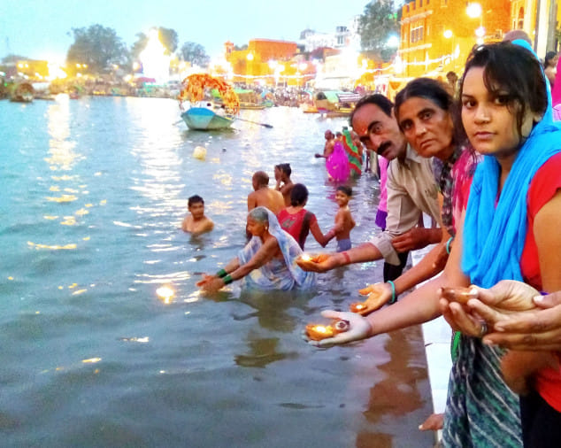 धनतेरस पर्व में रामघाट में किया दीपदान - Deepdan - Chitrakoot News