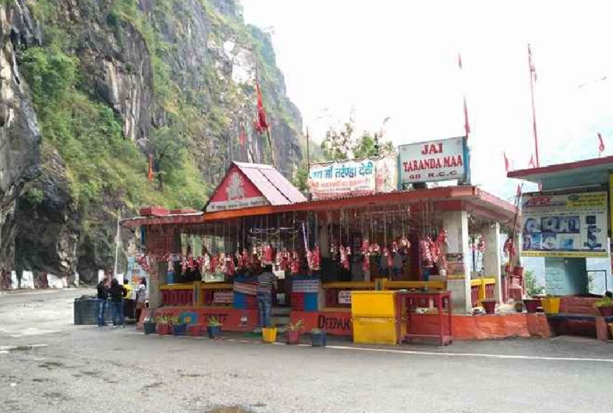 ऐसा मंदिर जहां माथा टेके बिना आगे नहीं बढ़ा सकते गाड़ी - Tranda Devi ...