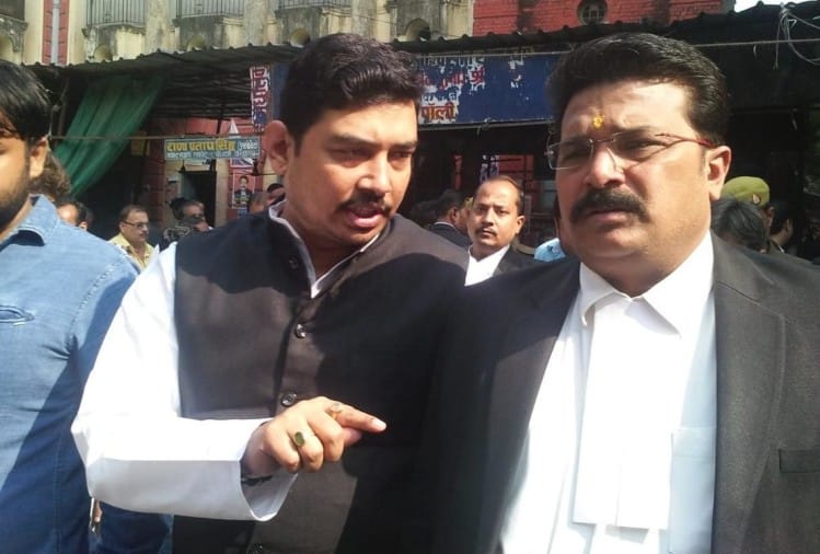 वाराणसी:दोहरे हत्याकांड और रंगदारी के मामलों में कोर्ट में पेश हुए घोसी ...