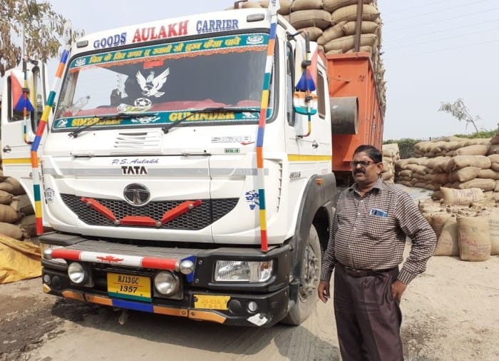 धान लदा ट्रक पकड़ा, मंडी निरीक्षक से बदसलूकी - Paddy Loaded Truck ...