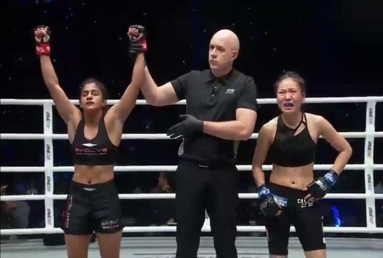 ऋतु फोगाट का मिक्स्ड मार्शल आर्ट्स में शानदार डेब्यू, रिंग में जमकर ...