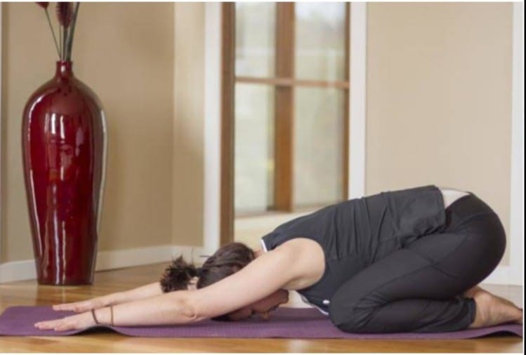 स्वस्थ रहने के लिए रोजाना करें योग, बस इन आसनों से करें शुरूआत ...