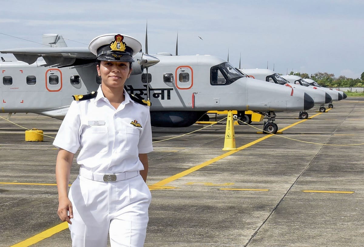 Indian Navy Sub Lieutenant Shivangi Became First Naval Women Pilot Of ...