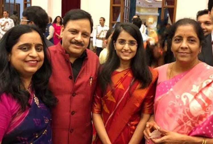 Upsc Exam Toppers Tips, Ias Saumya Sharma Profile Know About Her ...