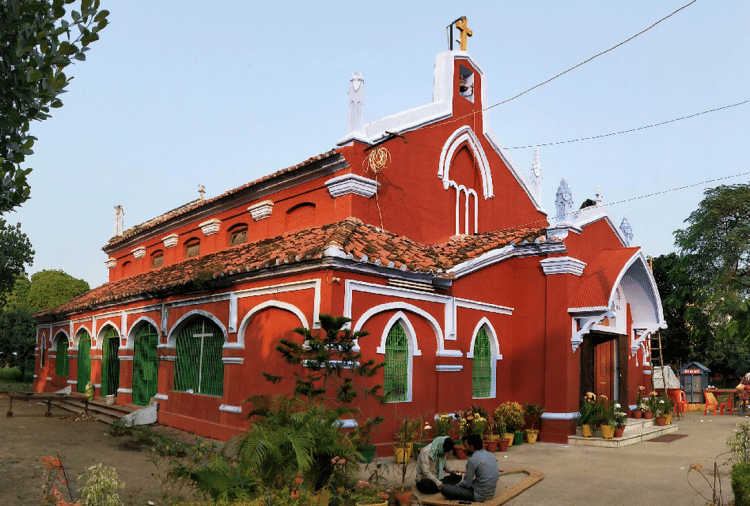 वाराणसी:ईसा मसीह की शहादत का प्रतीक है लाल रंग और शांति का सफेद - Red ...