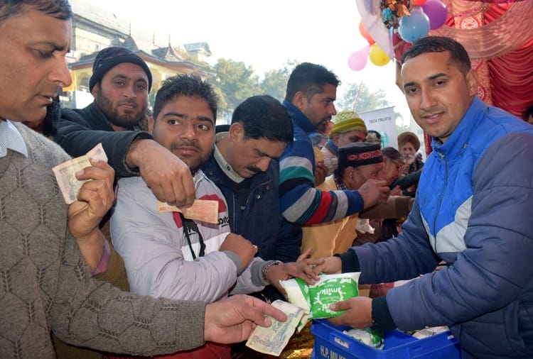 नशा छुड़वाने को आधे दामों में बेचा दूध, हाथोंहाथ बिका - Campaign ...