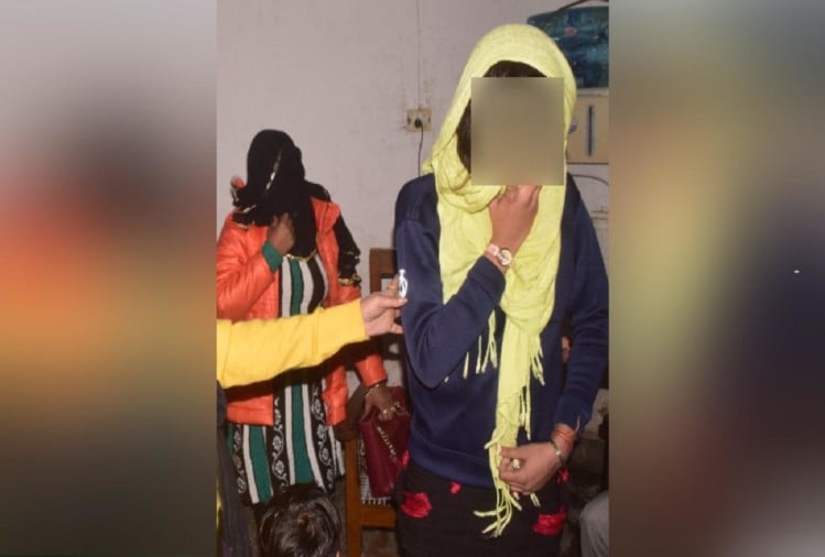 सेक्स रैकेट का खुलासाछापा मारने गई थी पुलिस घर के अंदर का नजारा देख