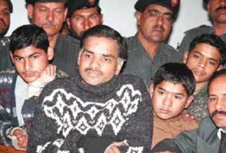 Javed Iqbal:100 बच्चों का रेप कर एसिड में गलाए थे शव, पर्दे पर दिखाया ...