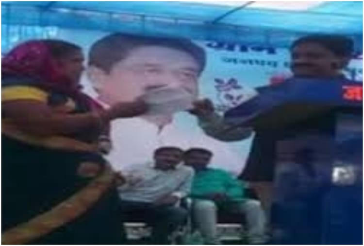 Betul Women Confront With Minster Sukhdev Panse For Liquor Free Madhya ...