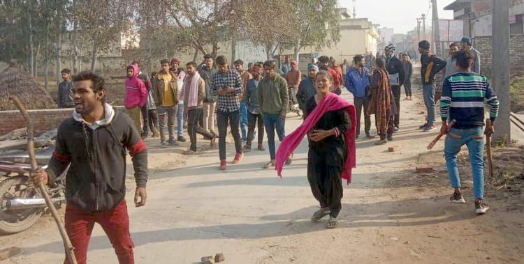 Marpeet In Bitween Two Sides - Amroha News - शकरपुर में फिर चले लाठी ...