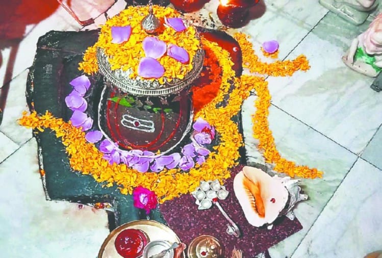 भगवान शिव के इस मंदिर में होती है पूरी परिक्रमा, पूजा के बाद 'गायब' हो ...