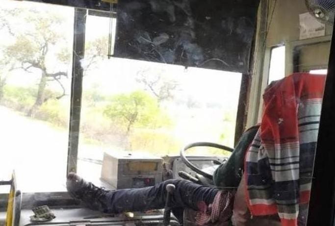 लखनऊः डैश बोर्ड पर पैर रख जनरथ बस दौड़ाने वाला चालक निलंबित - Driver Of ...