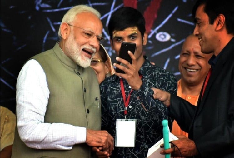 कौन हैं नेत्रहीन विवेक मणि, जिनके साथ सेल्फी लेकर पीएम बोले- 'व्हॉट्सएप ...