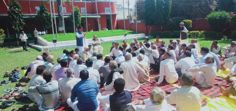 Farmers Protest At Mansoorpur Sugar Mill Gate - Muzaffarnagar News ...