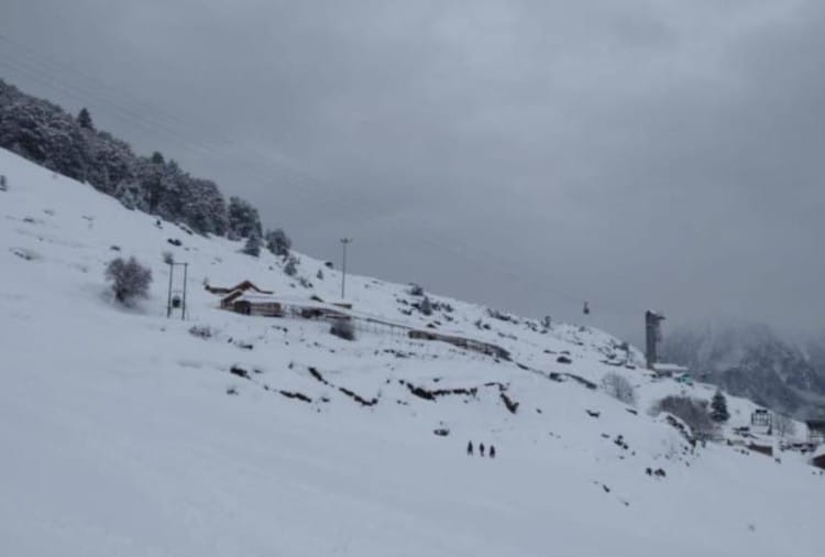 उत्तराखंड :मार्च के महीने में जनवरी सा नजारा, बर्फबारी से ढकी वादियां ...