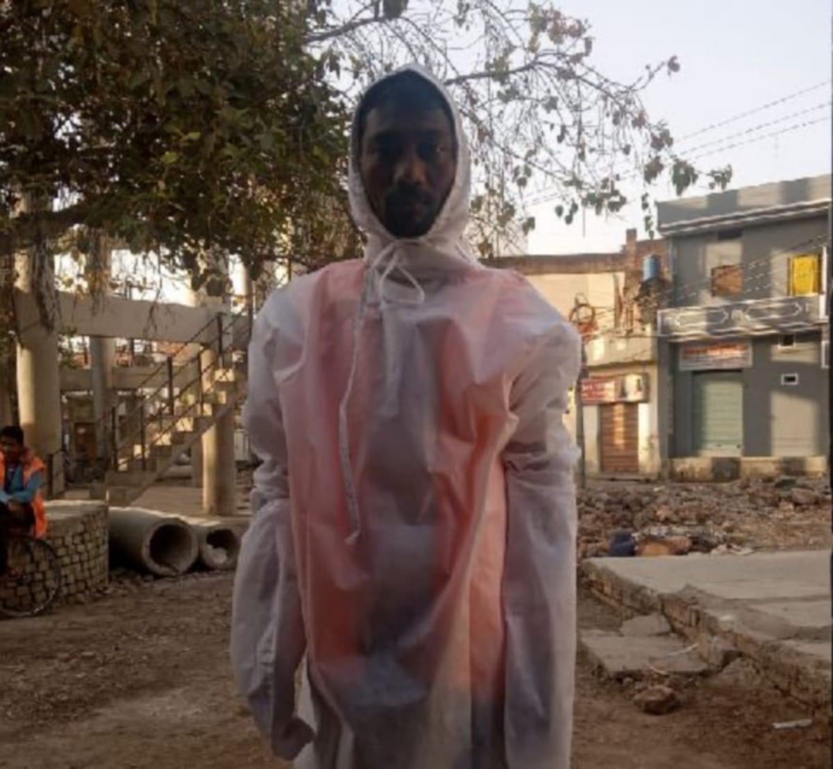 लॉकडाउन:सफाईकर्मियों को दी गईं पीपीई किट, हॉटस्पॉट इलाकों में पहनकर उठा ...