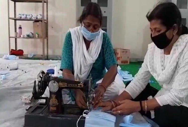 कोरोना से जंग:योद्धाओं के लिए मास्क बनाने में जुटीं ये आईएएस ऑफिसर ...