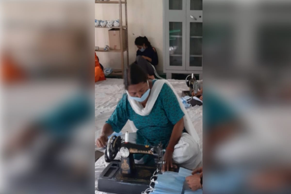 कोरोना से जंग:योद्धाओं के लिए मास्क बनाने में जुटीं ये आईएएस ऑफिसर ...