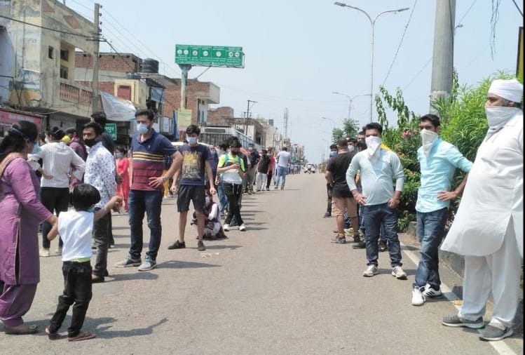 घर वापसी के लिए ऊना के मैहतपुर प्रवेश द्वार पर सैकड़ों वाहनों समेत ...
