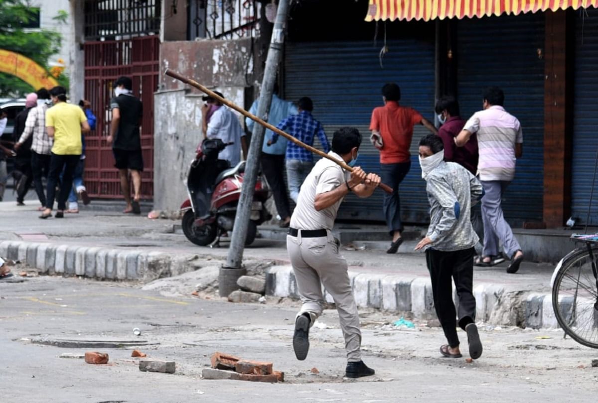 Delhi Wine Shop:शराब के लिए लगीं लंबी कतारें, भीड़ बेकाबू हुई तो पुलिस ...