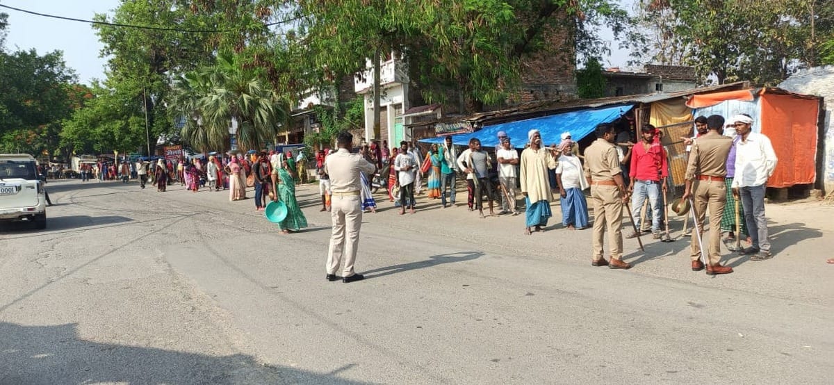 लॉकडाउन का असर:सोशल डिस्टेंसिंग का हवाला दे प्रधान ने बंद कराया काम ...