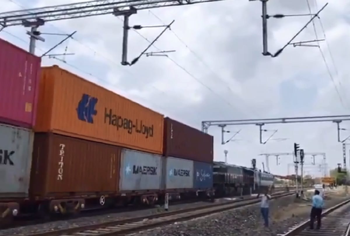 भारतीय रेल ने पहली बार डबल स्टैक कंटेनर ट्रेन का सफलतापूर्वक संचालन कर ...