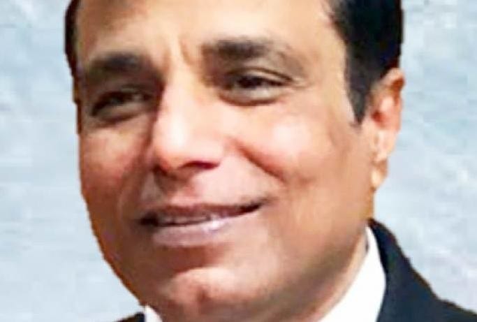 वर्क फ्रॉम होम में ऑफिस की तरह ही बैठें, बिस्तर पर बैठकर या लेटकर काम ...